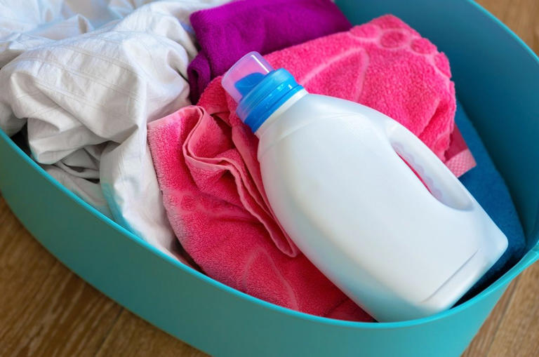 5 beneficios de mezclar suavizante y alcohol y aplicarlo en la ropa