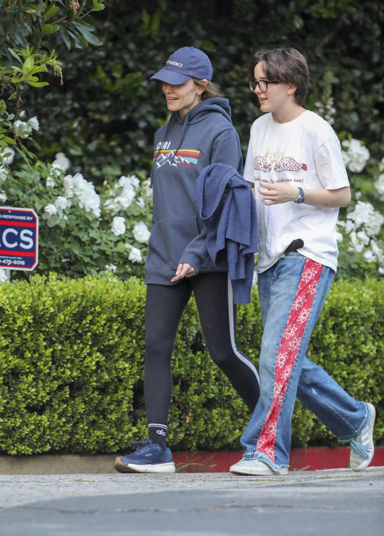 Jennifer Garner shares sweet mother-child moment with Fin Affleck after ...