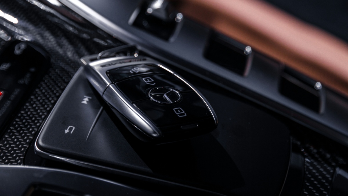I found an extra key in my husband's car and what I discovered by using ...
