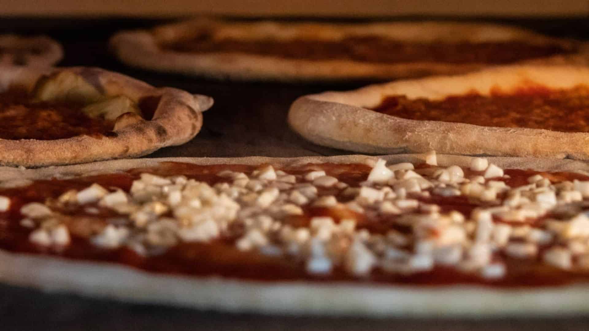 Beloved pizza chain shut down all its locations overnight and customers ...