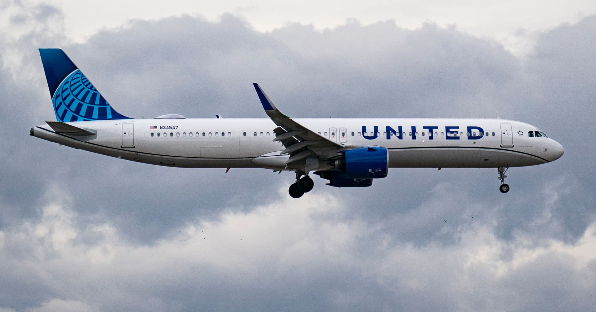 United Airlines flight attendants ratify new contract with 31% raises ...