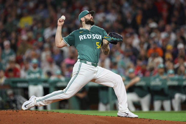 Padres bolster rotation, sign RHP Lucas Giolito to 1-year deal