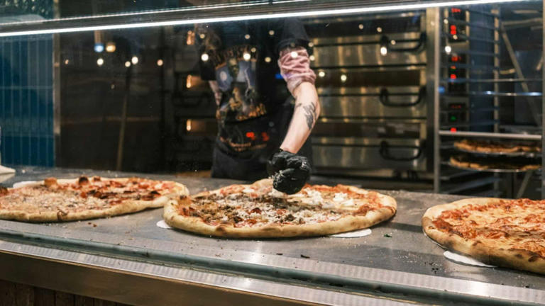 Beloved pizza chain shut down all its locations overnight and customers ...