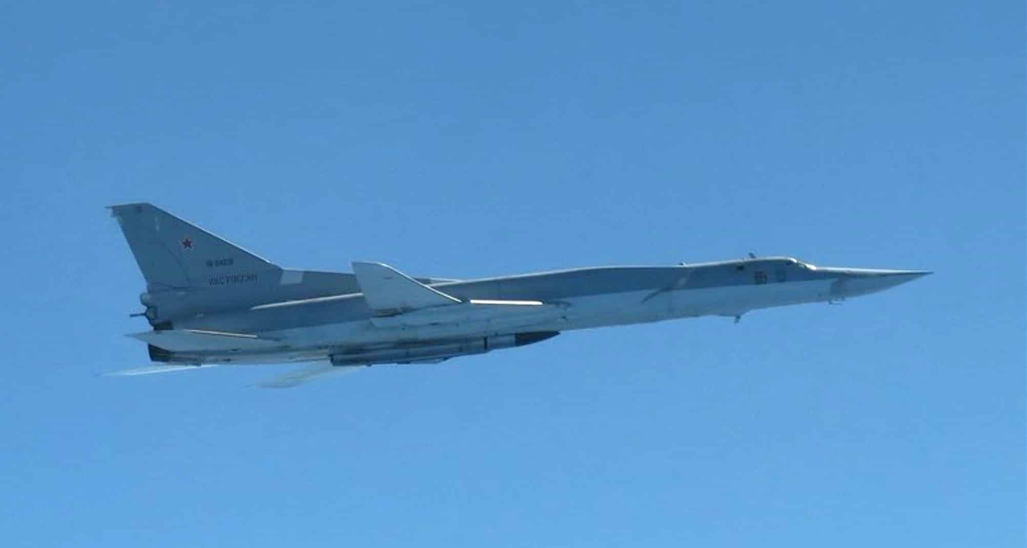 Russian Tu-22M3 bombers carrying long-range supersonic missile ...