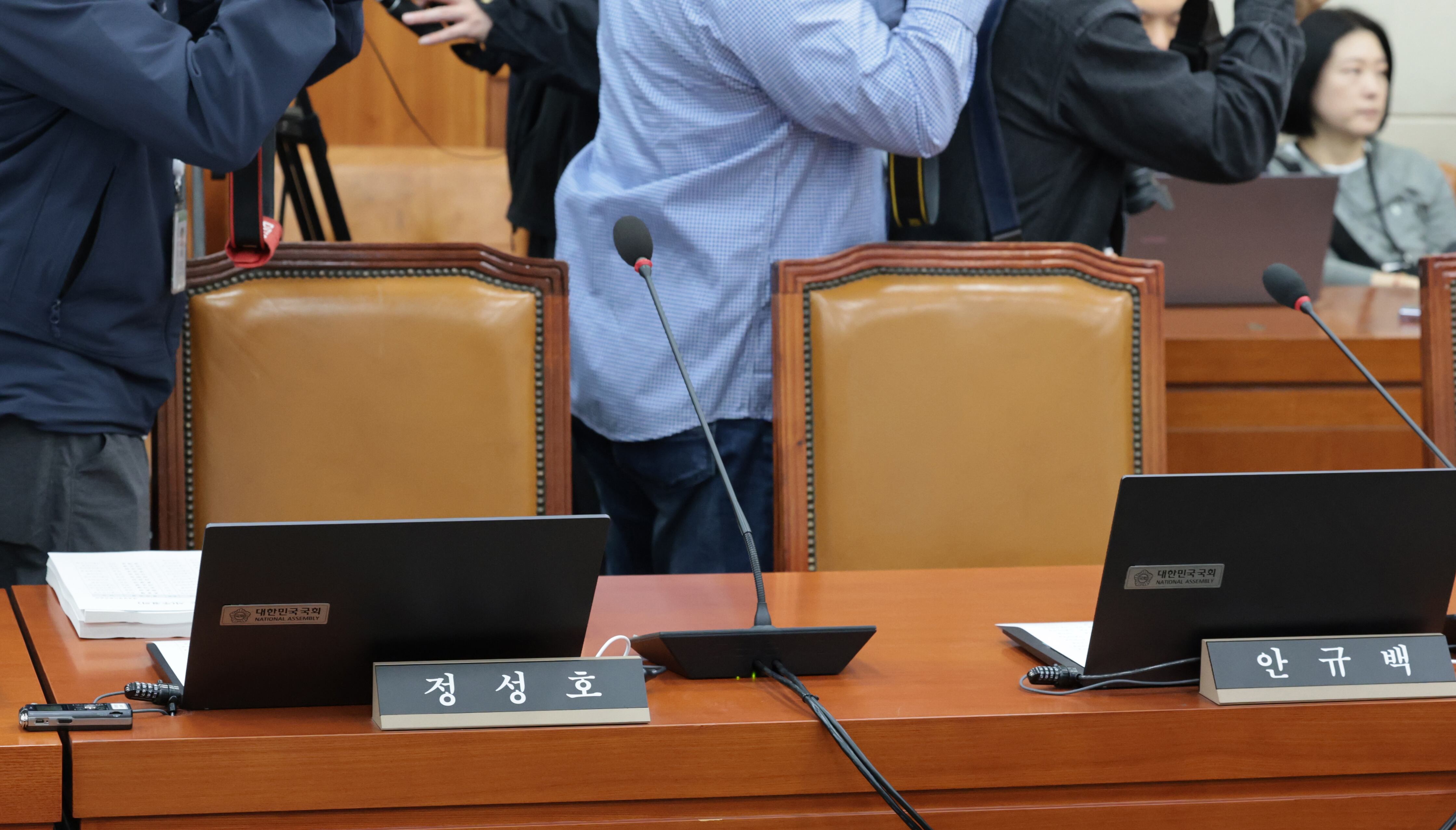 Empty seats symbolize South Korea's dual office-holding practice