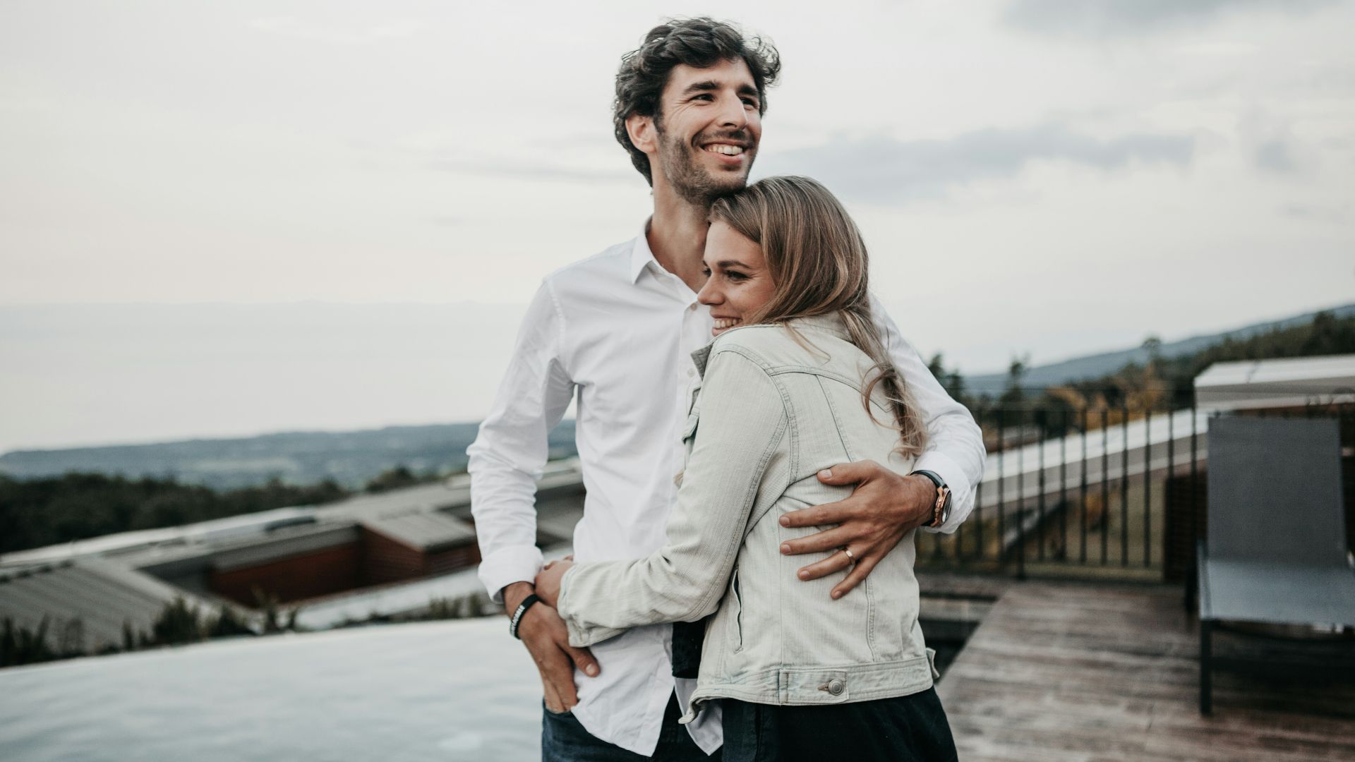 10 signs your body feels safe with someone & 10 signs it definitely doesn’t