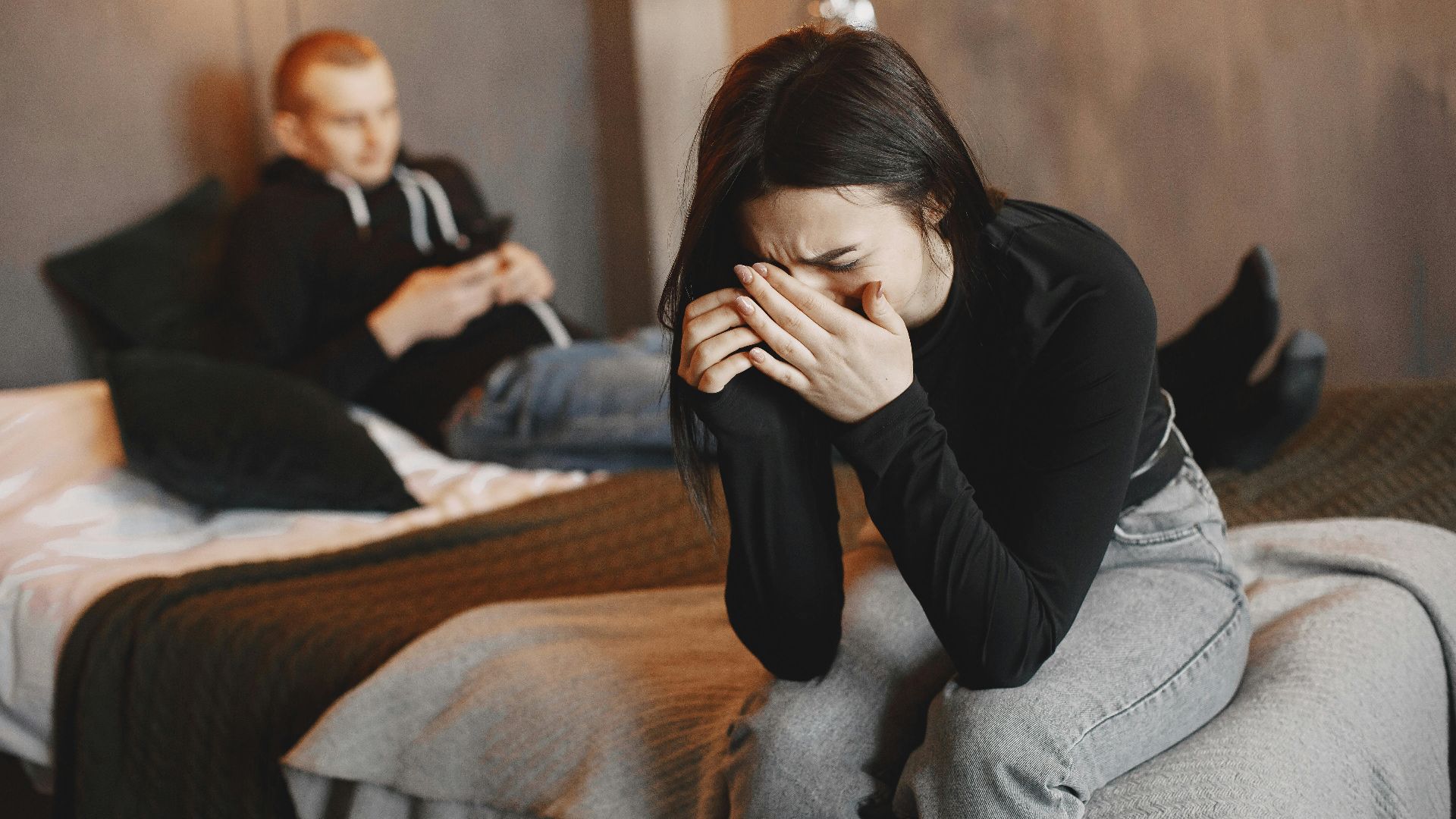 10 signs your body feels safe with someone & 10 signs it definitely doesn’t