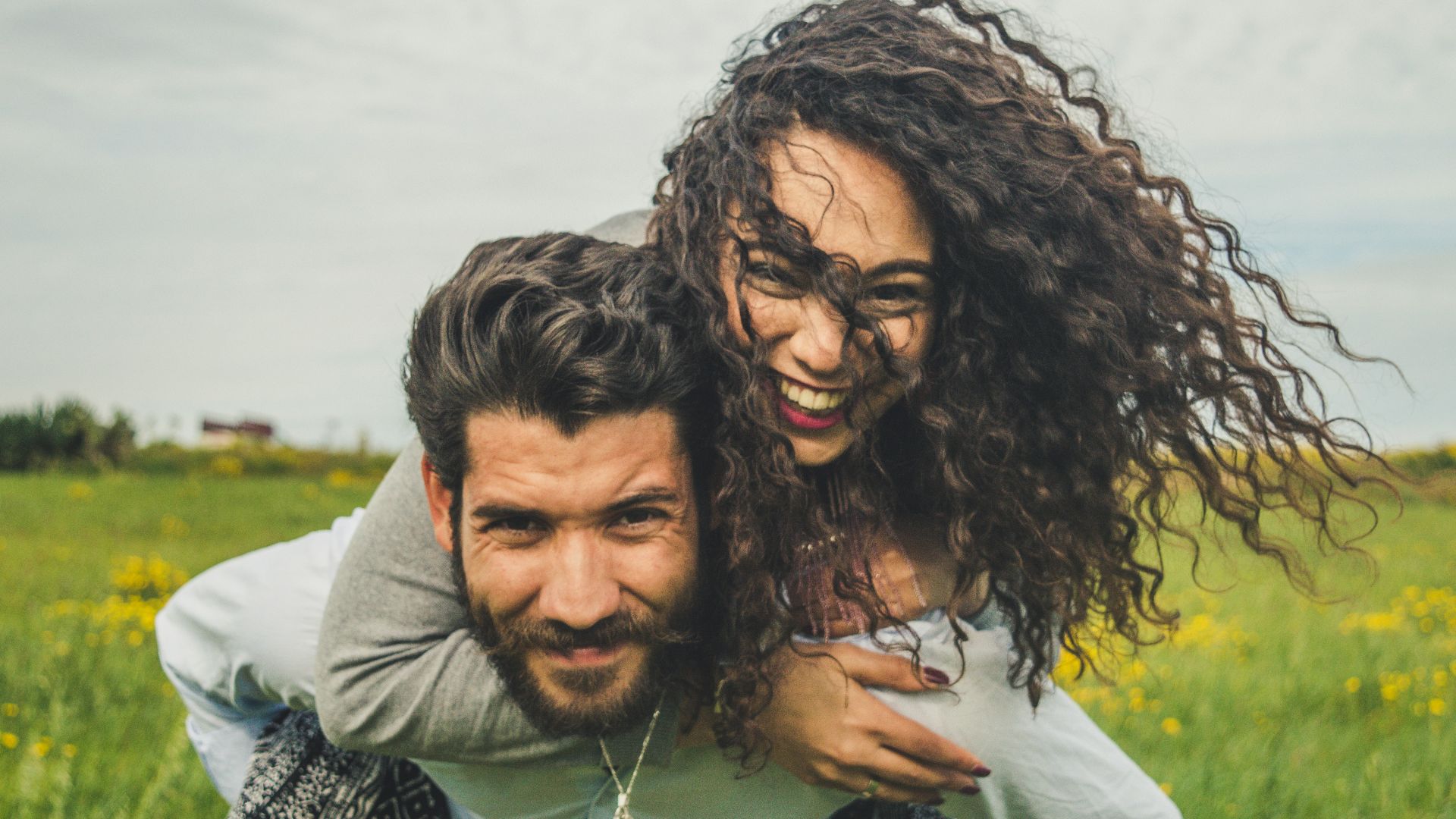 10 signs your body feels safe with someone & 10 signs it definitely doesn’t