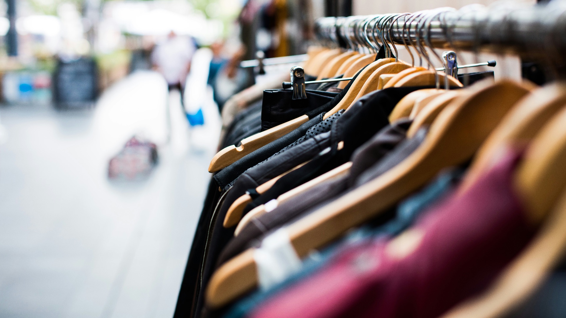 10 useless fashion items to never buy at a garage sale & 10 that are a ...