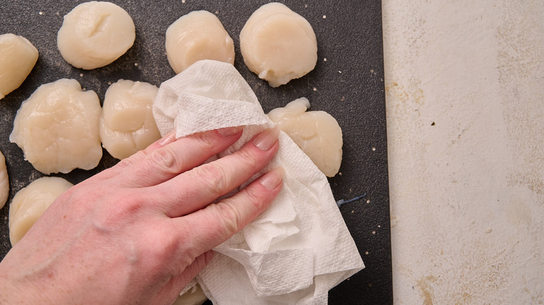 Classic garlicky scallops Provencal recipe