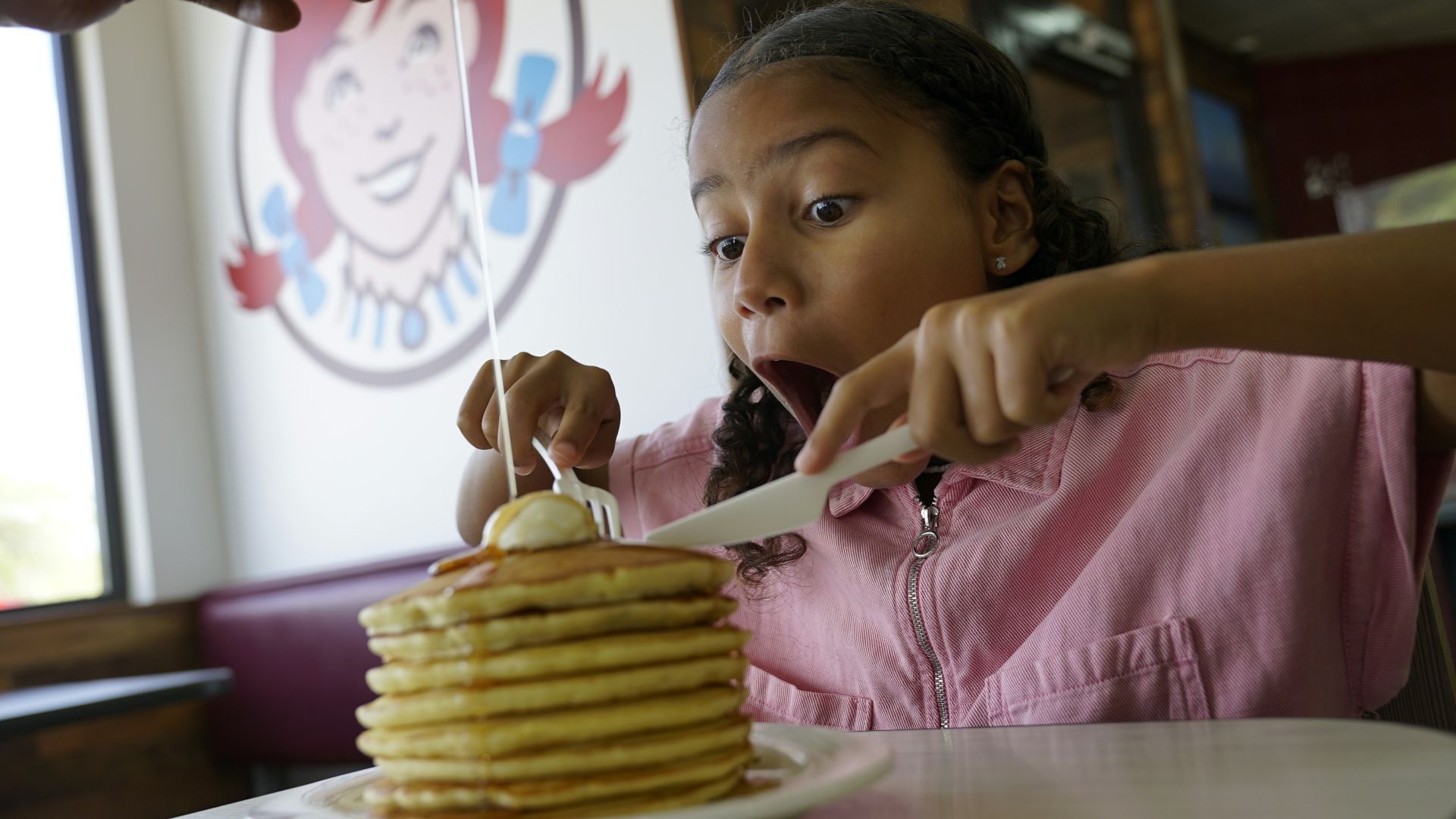 20 restaurant habits that instantly reveal you’ve never worked service