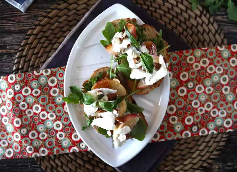 Rucola, rostade persikor och burrata på rostat bröd: en supergod ...