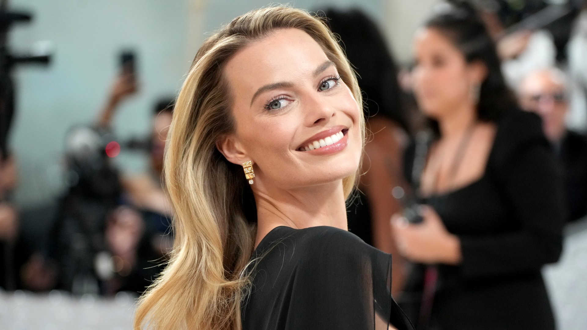 Margot Robbie's travel-friendly outfit style is effortlessly coordinated