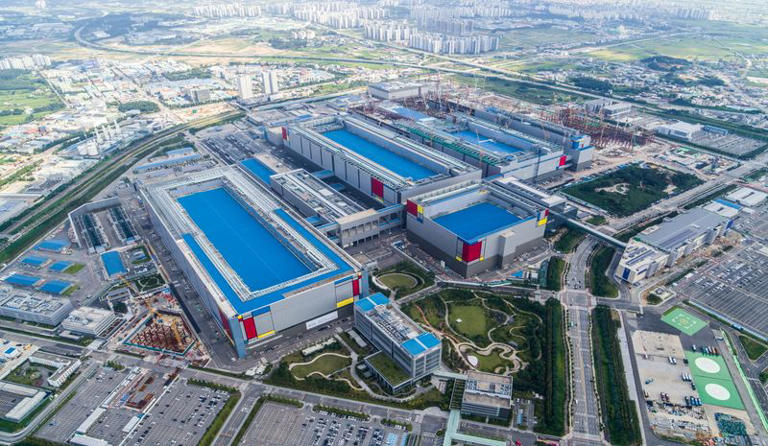 Samsung workers protest over huge pay gap with SK Hynix, threaten long ...