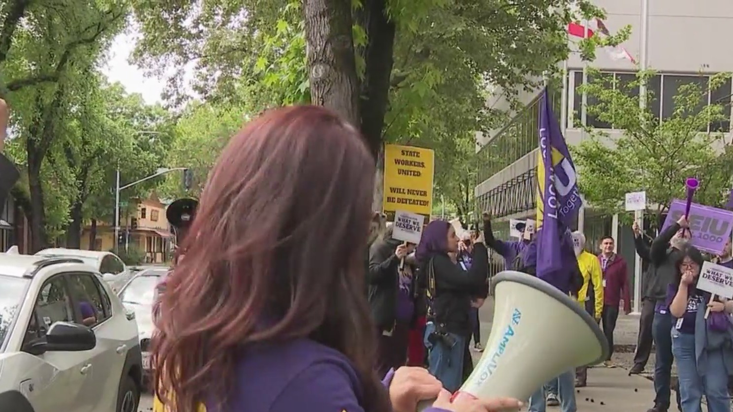 State workers march amid contract talks in Sacramento
