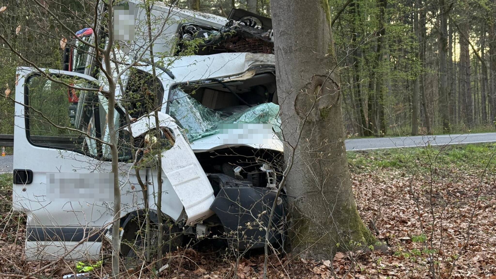 Transporter prallt gegen Baum: Tödlicher Unfall auf der L18 bei Storbeck
