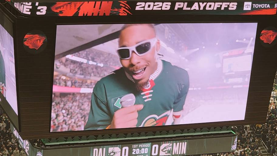 Justin Jefferson led an epic "Let's play hockey" chant before Wild ...