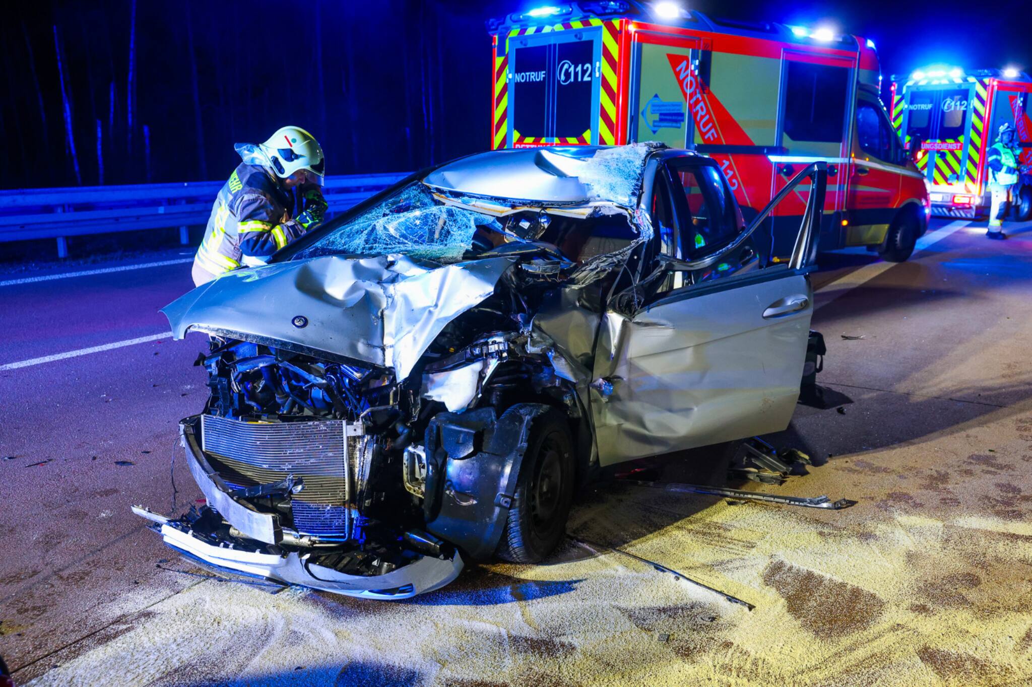 Schwerer Unfall auf A24 bei Kremmen: Mercedes kracht in Lkw