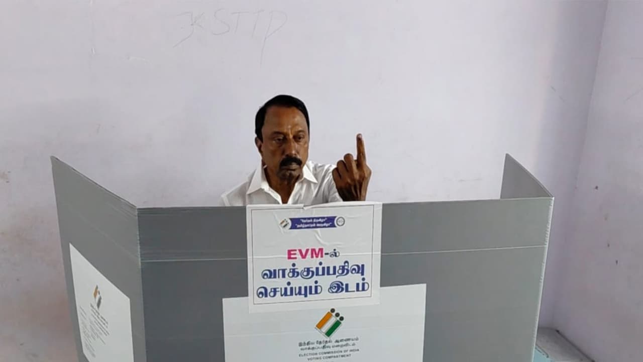 TVK's Sengottaiyan casts vote, backs Thalapathy Vijay to transform TN
