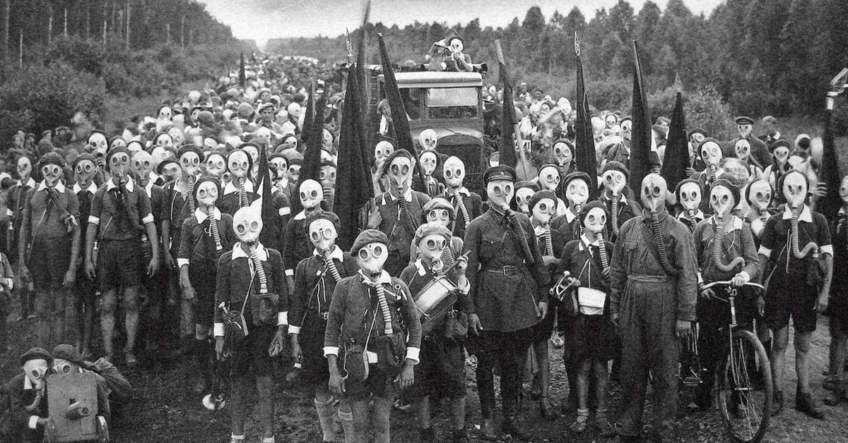 23 uneasy photos showing history's reality