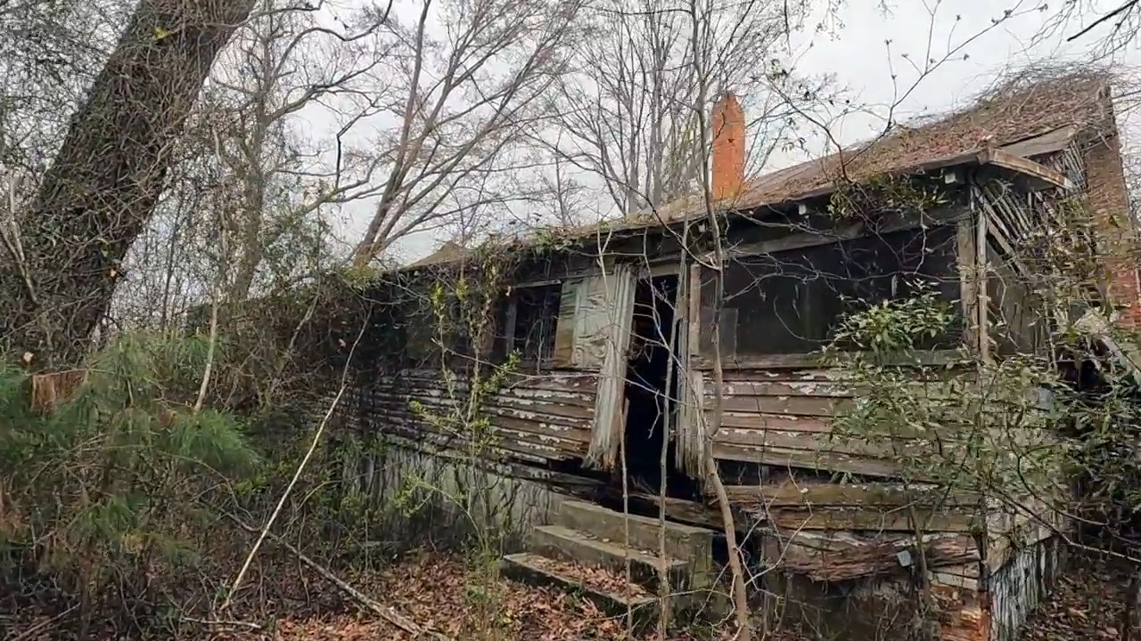 There's no way this was just a house - Inside the ruins, the layout ...