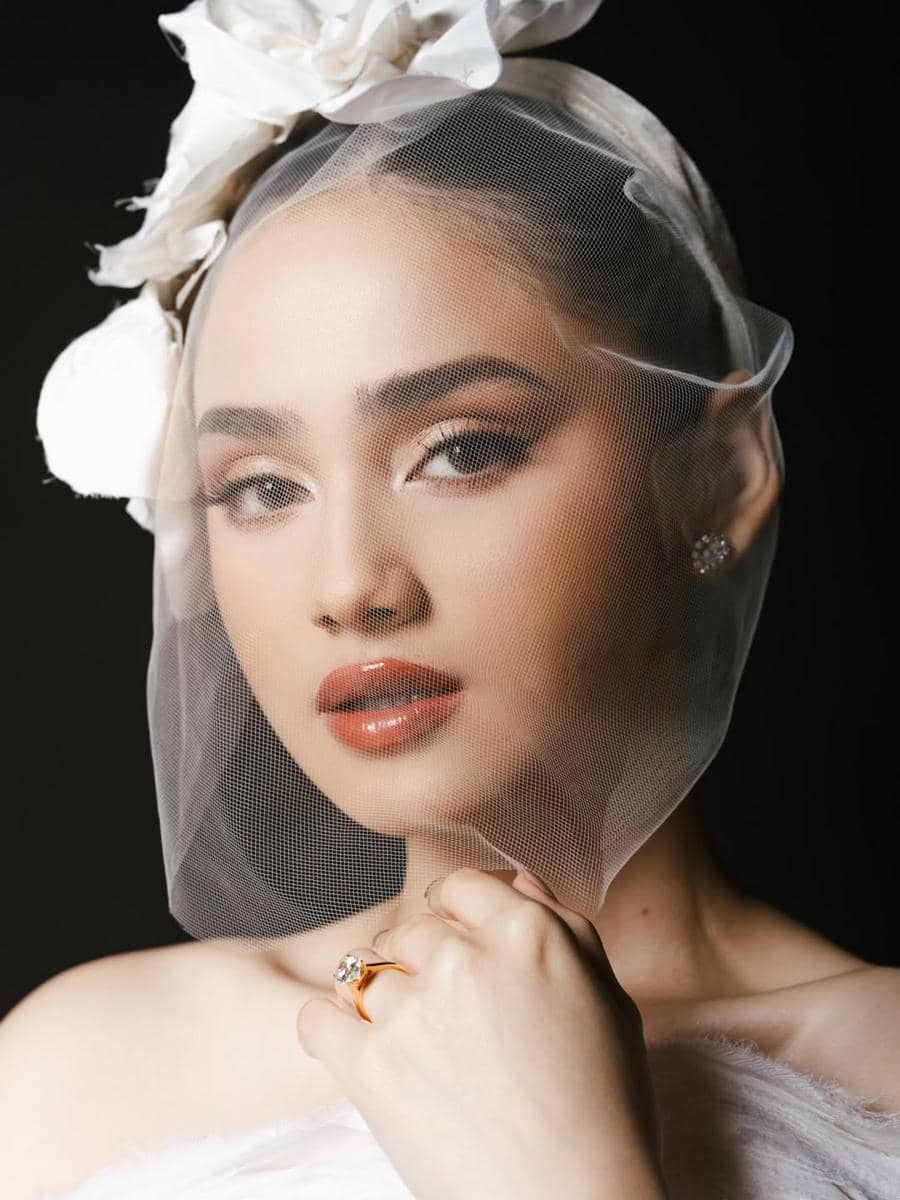 Intip beauty look Syifa Hadju di pre-wedding terbarunya, stunning!