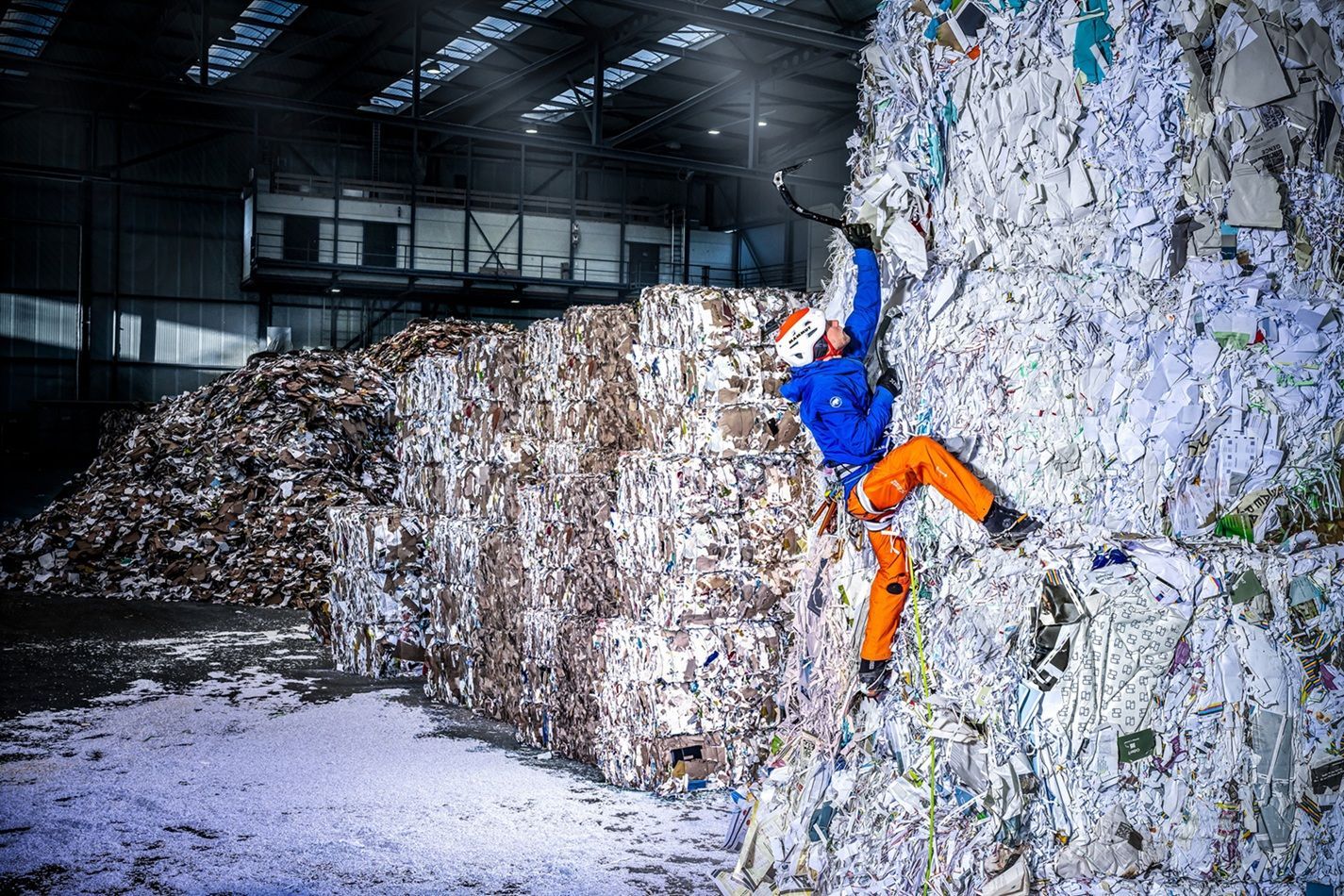 Schweizer Alpinist Jonas Schild erklimmt Berge aus Altpapier