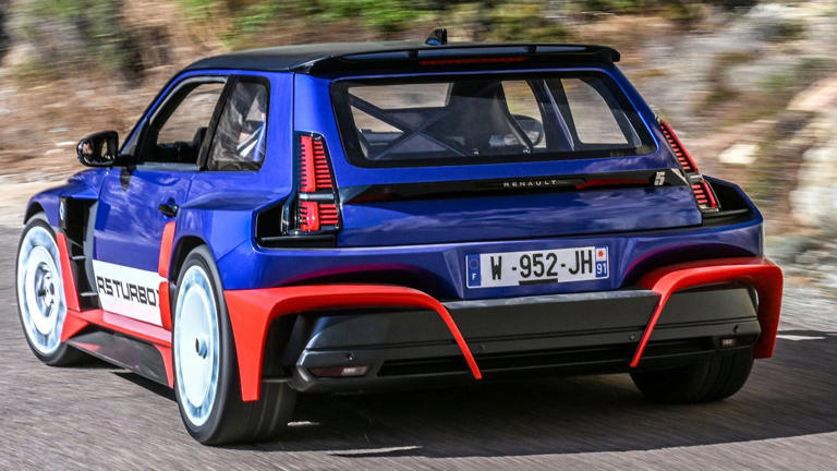 El Renault 5 Turbo 3E aparece sin camuflaje y al lado de un Ferrari ...