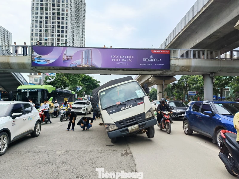 Hà Nội: Xe tải sụp 'hố tử thần' trên đường Nguyễn Trãi, giao thông ùn dài
