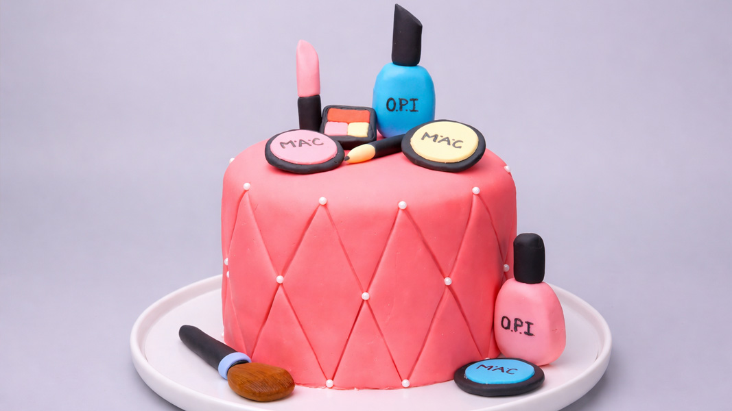 Make-up thema taart met cosmetische details