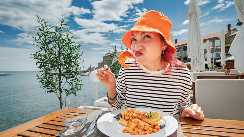 11 signs you're in a bad seafood restaurant