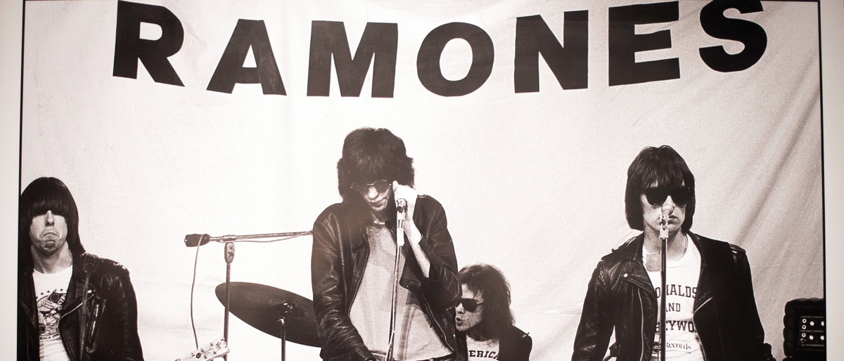 Ramones, il debutto che ha fatto esplodere il punk-rock compie 50 anni