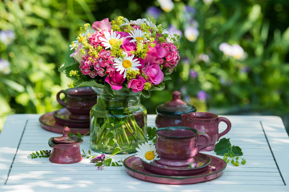 18 creative table centerpieces using only household items