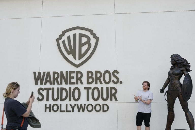 La junta de accionistas de Warner Bros aprueba el acuerdo de fusión con ...