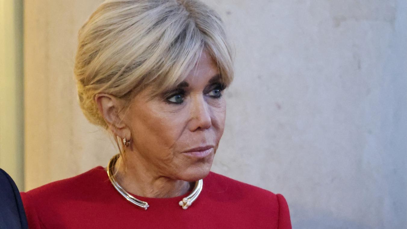 Au Maroc, Brigitte Macron éblouit dans une robe rouge à sequins aux ...