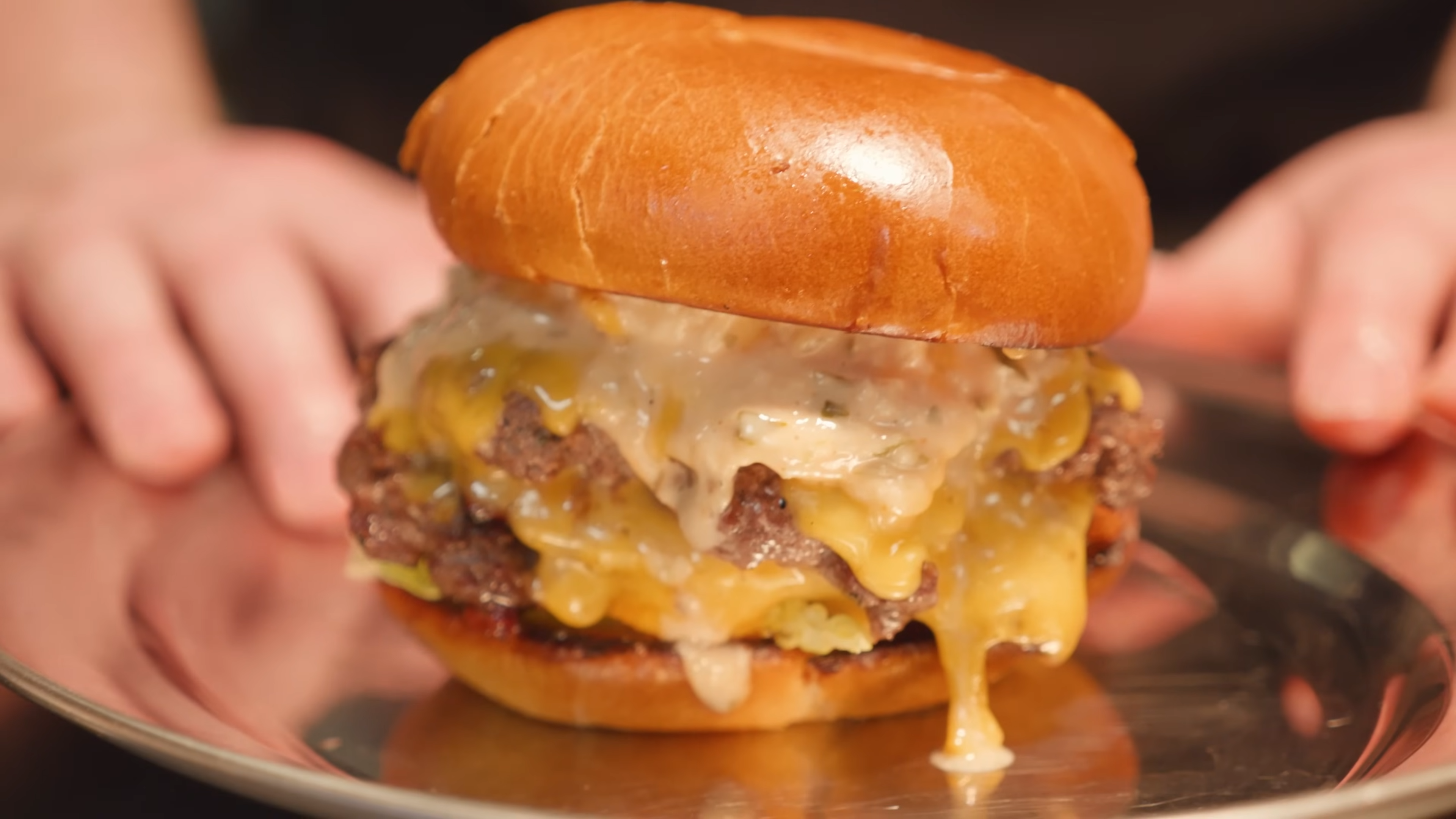 The real difference between smash burgers and classic burgers