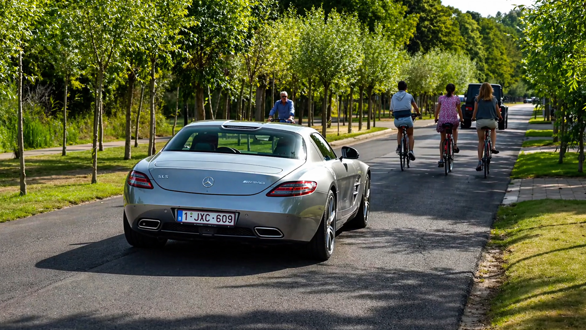 Mercedes-Benz AMG SLS dangerous acceleration on public road