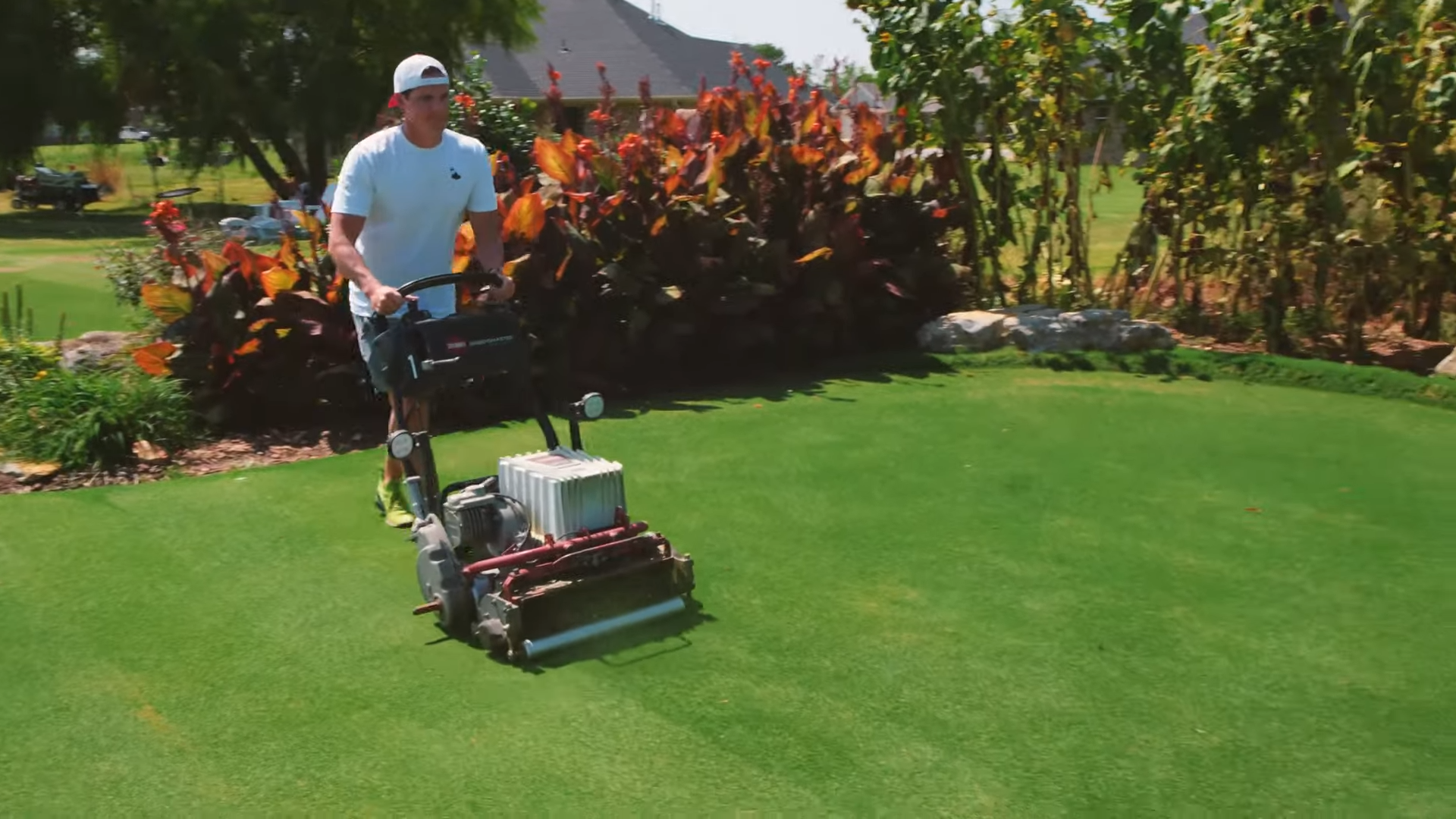 8D binaural audio while mowing the lawn (use headphones)