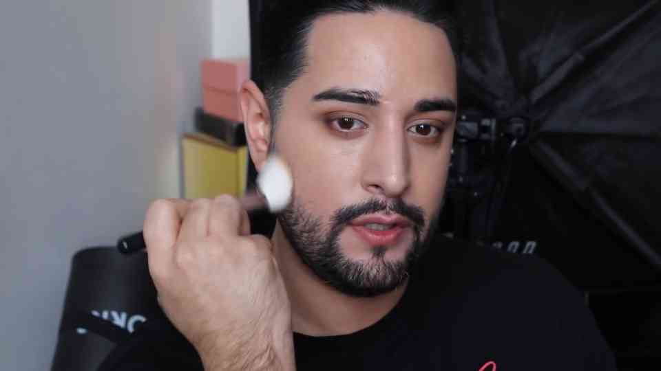 No studio lights: Real-world office makeup test