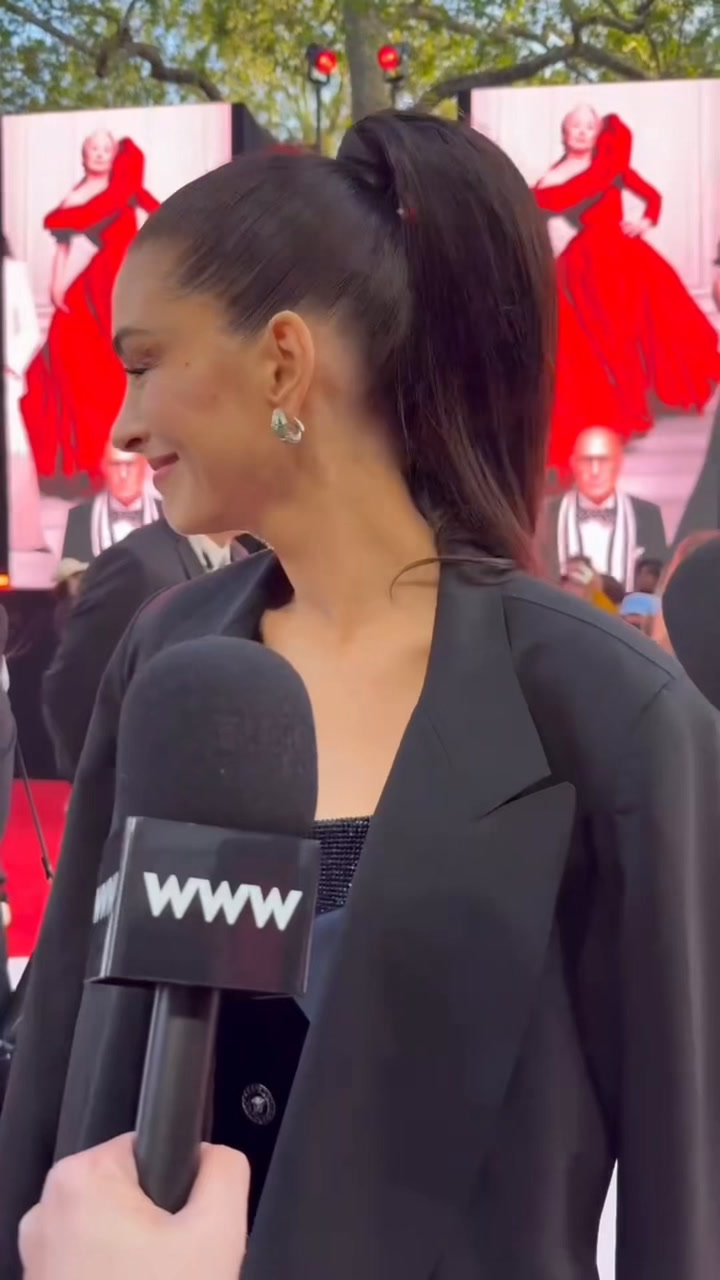 Anne Hathaway's favorite 'Devil Wears Prada' outfit was cut from the film