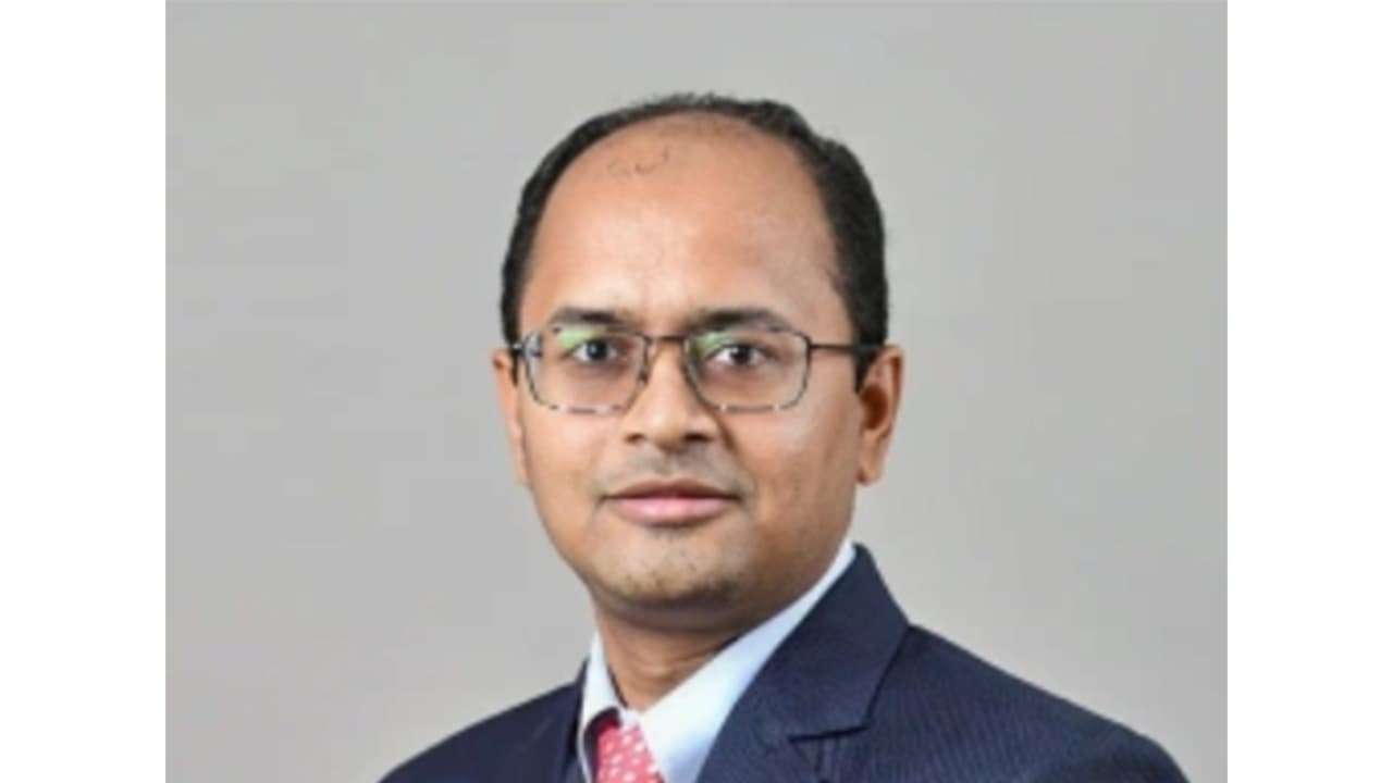 Banks adopt 'wait and watch' on macroeconomic risks: Axis Bank exec