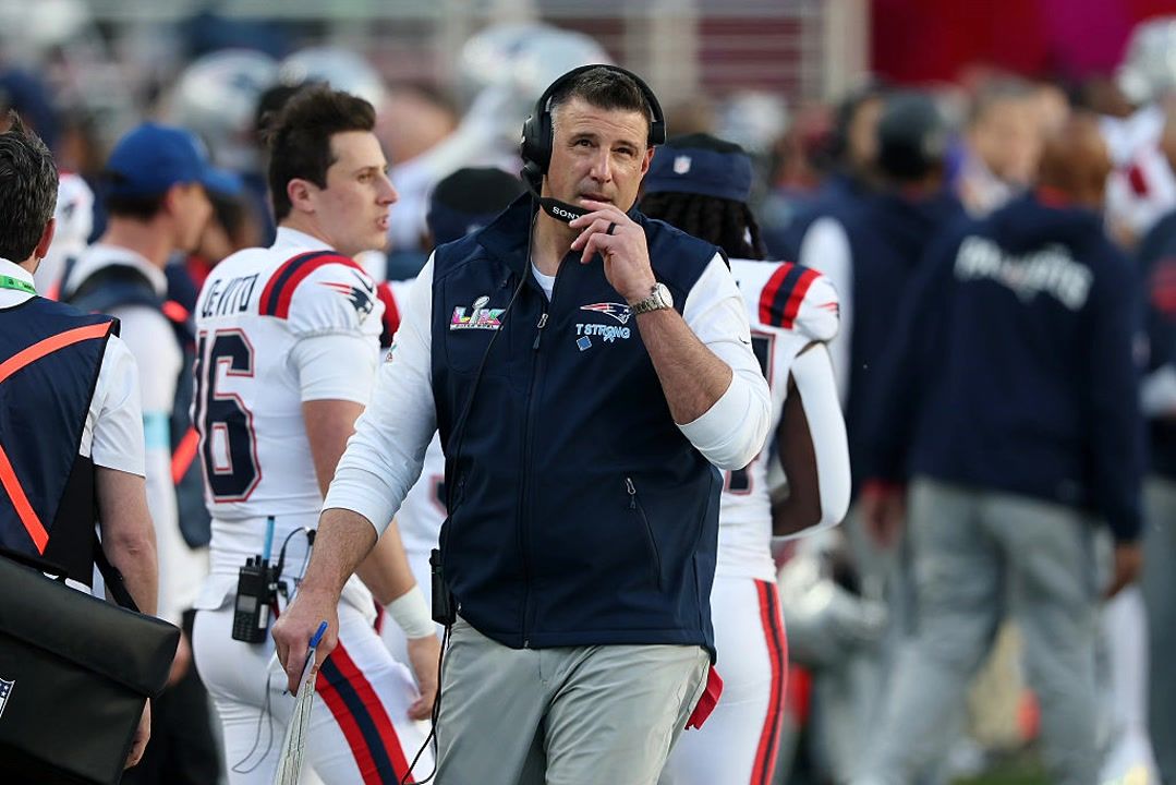 Mike Vrabel and Dianna Russini appear to be kissing in photos from a ...