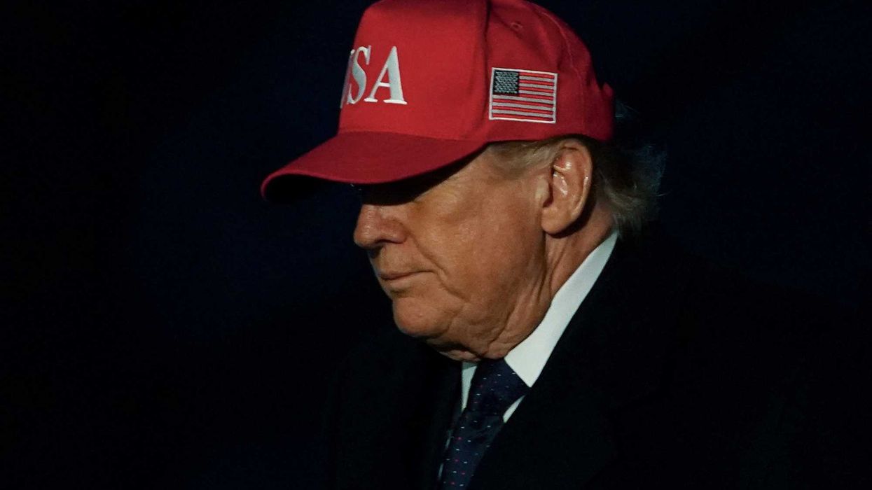 The 'walls are closing in on Trump' as his failures threaten economic ...