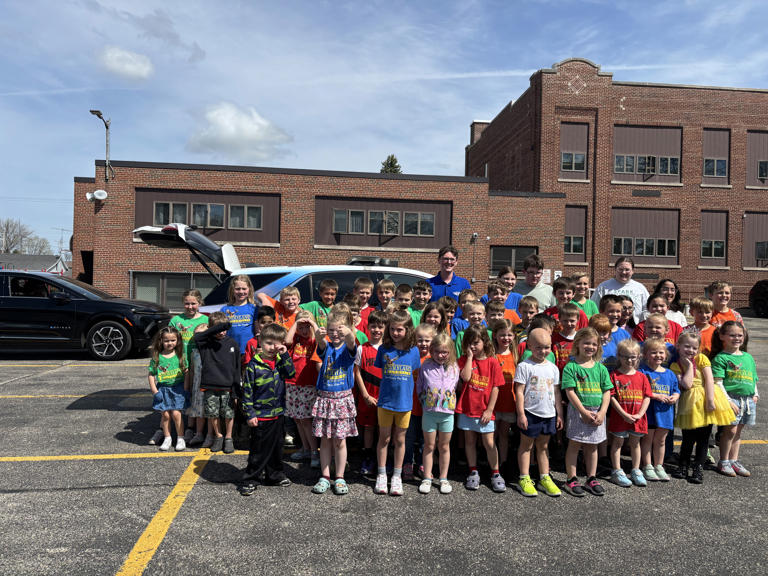 Storm Team 5’s Nathan Himpsl gives weather presentation to local students