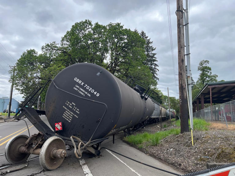 Train derails in Northeast Salem, hitting semi-truck