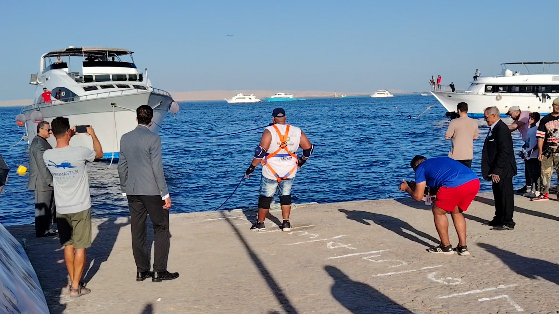 Ashraf Mahrous pulls 720 ton ship with teeth record