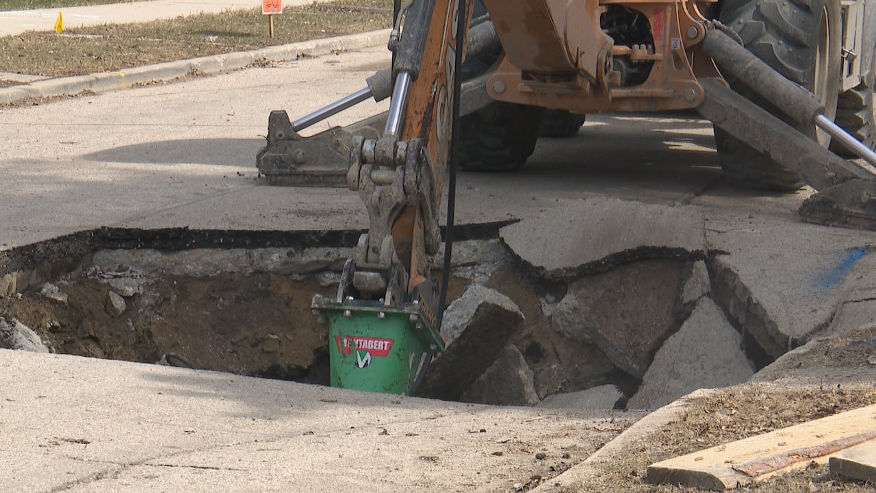 Huge sinkhole opens up in East Kildonan