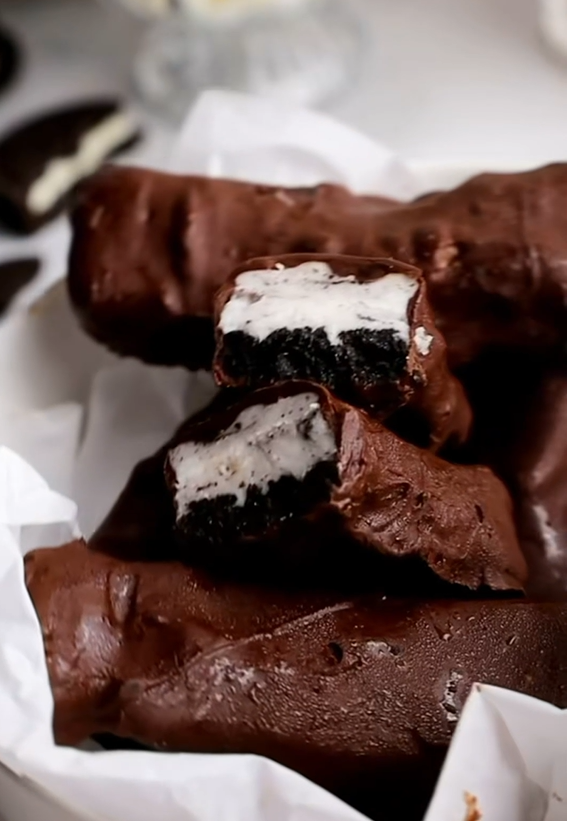 3-ingredient vegan cookies and cream Twix (GF Oreo bars)