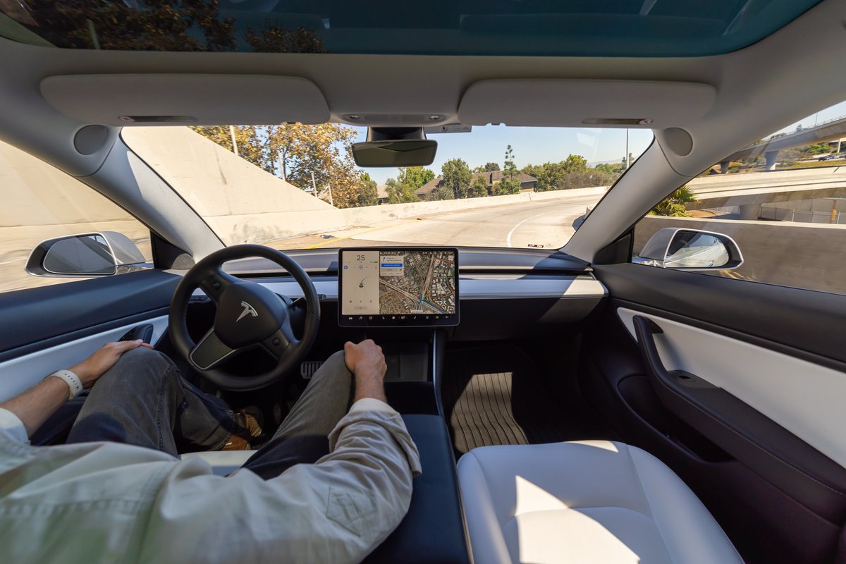 Tesla : un quatrième pays européen valide l'assistant de conduite ...
