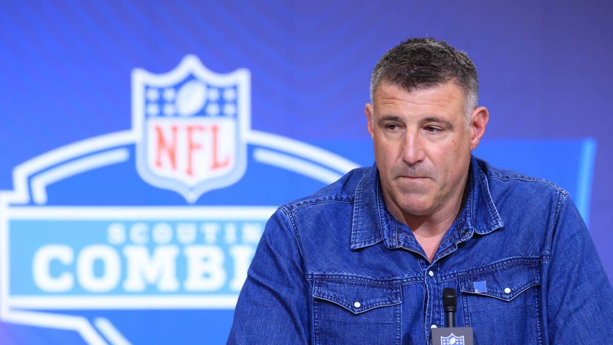 Mike Vrabel speaks with Patriots top draft pick Caleb Lomu
